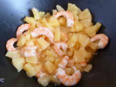 Nage de cabillaud, crevettes pimentées & ananas - Côté Soleils