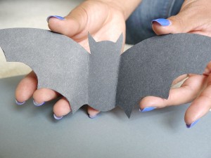 Flying Halloween Bats Tutorial + Free Printable! | Eat Move Make