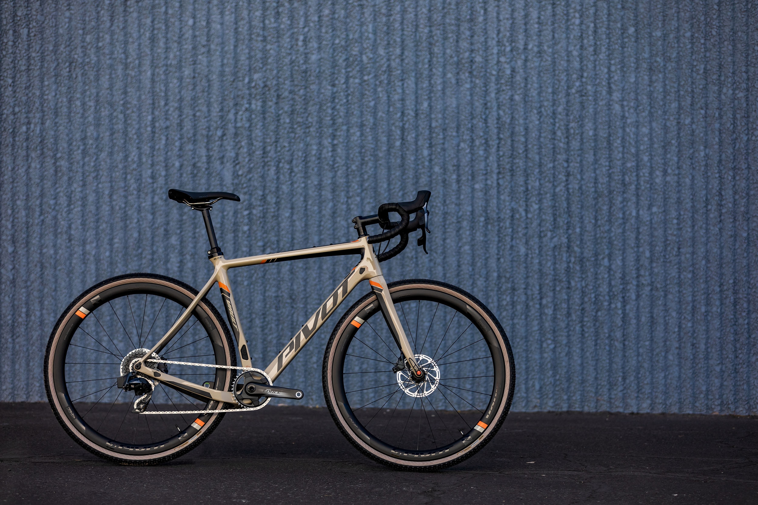 Gravel Comfortably Fast With The New Pivot Vault » Element.ly