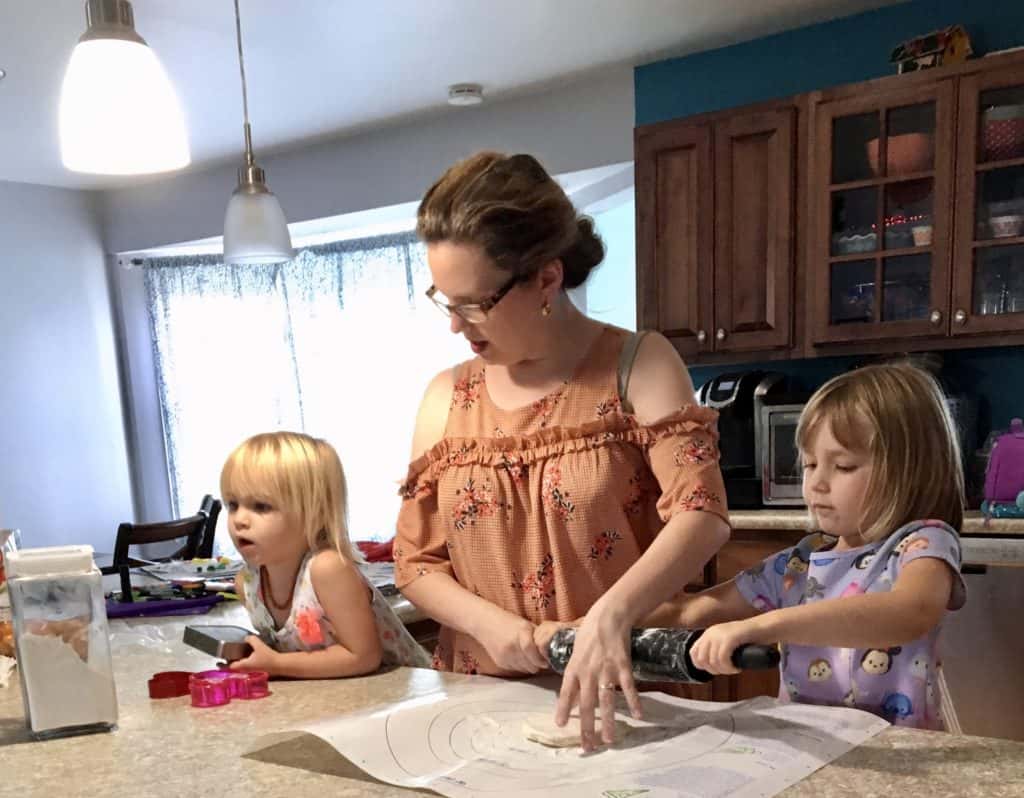 Let your kid help in the kitchen stress-free! | Evidence-based mommy