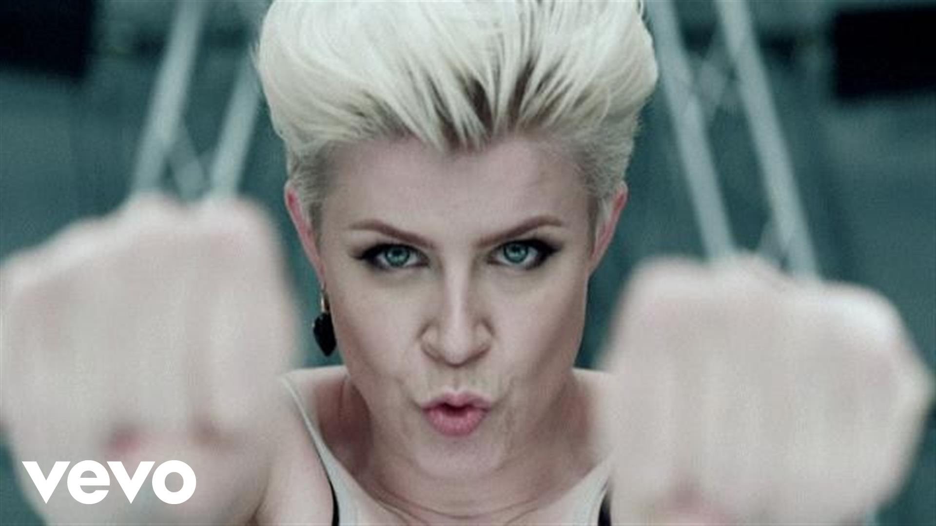5 incredible covers of Robyn's "Dancing on My Own" » Give Me The Mike