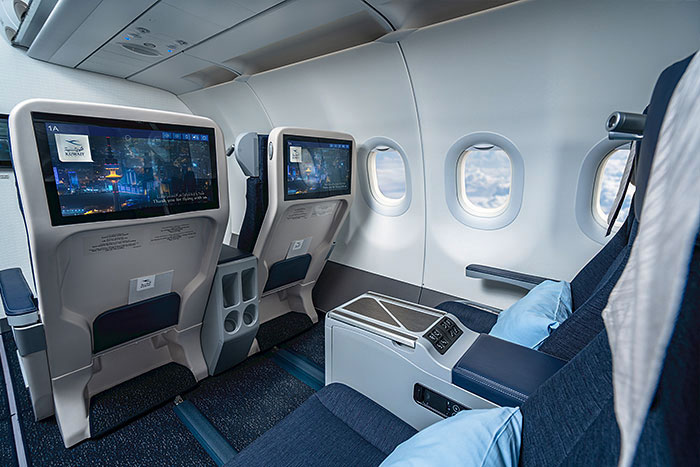 Business Class cabine aan boord van de Airbus A320neo van Kuwait ...