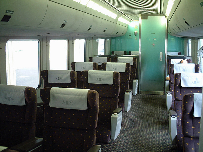 Limited Express train Midori/Huis Ten Bosch. Direct transfer from ...