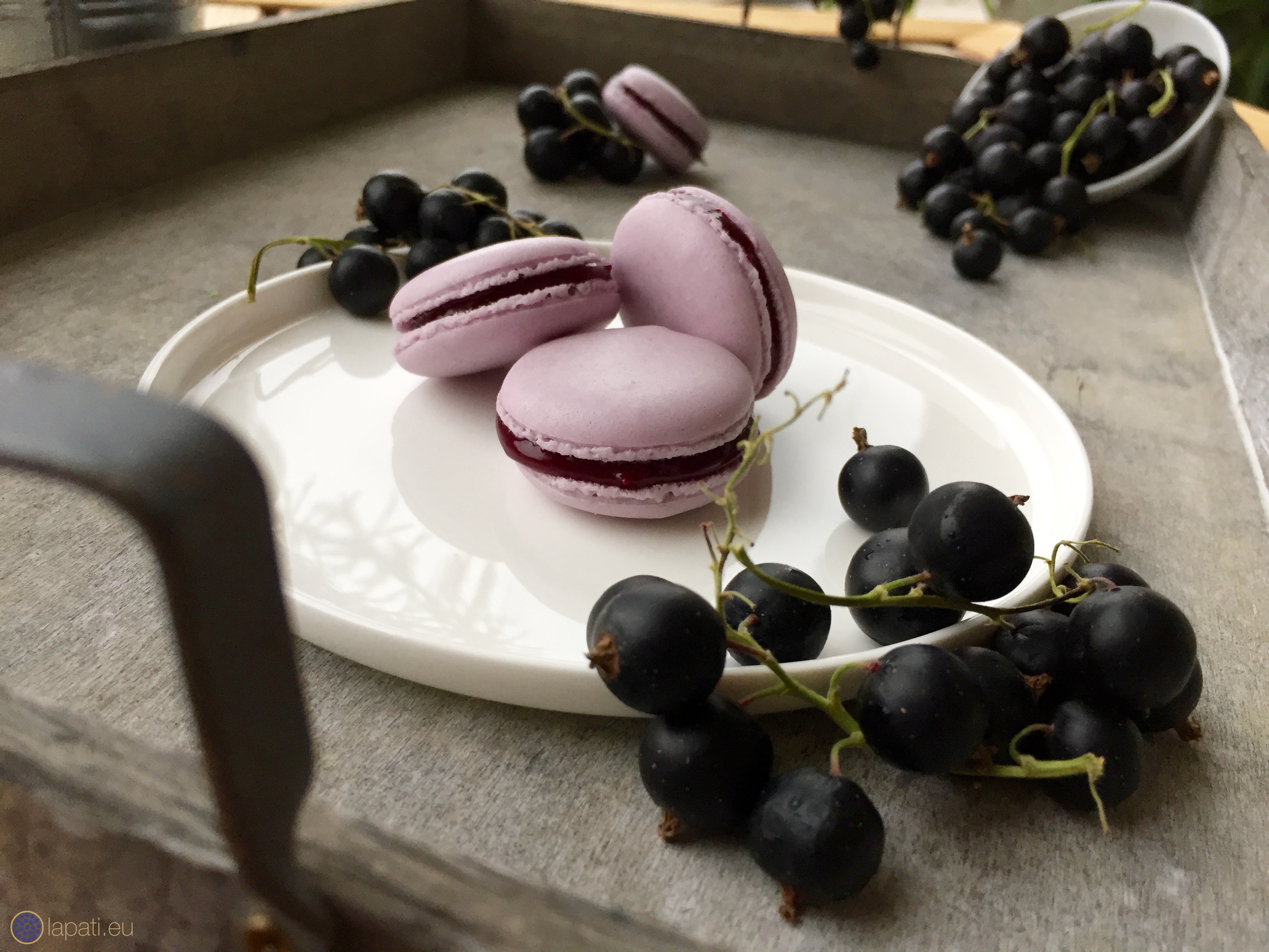 Feinherbe Cassis Macarons – Dunkle Beeren versüßen die Stimmung ...