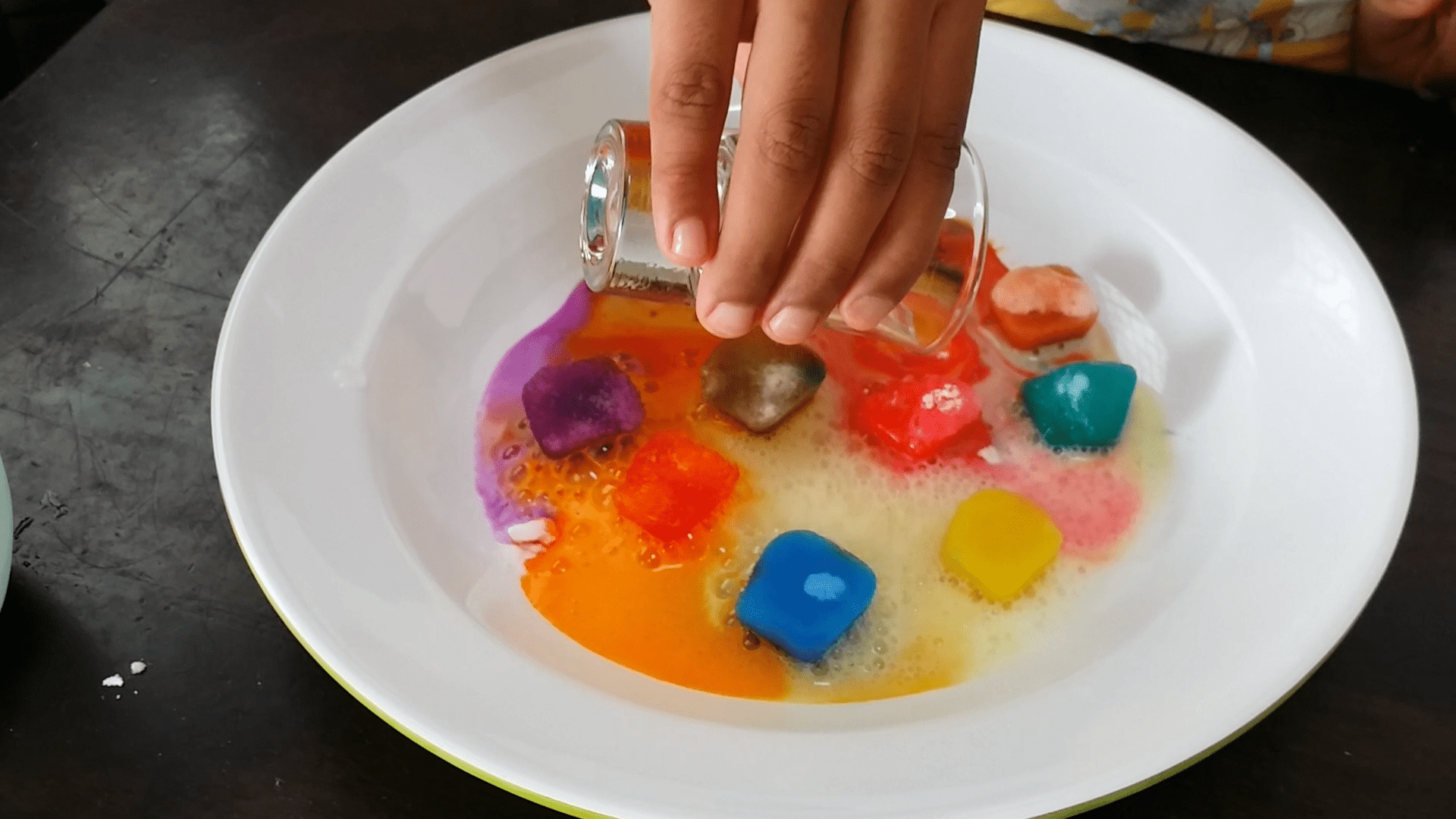 Fizzing Colors: Baking soda and Vinegar Science Experiment for ...