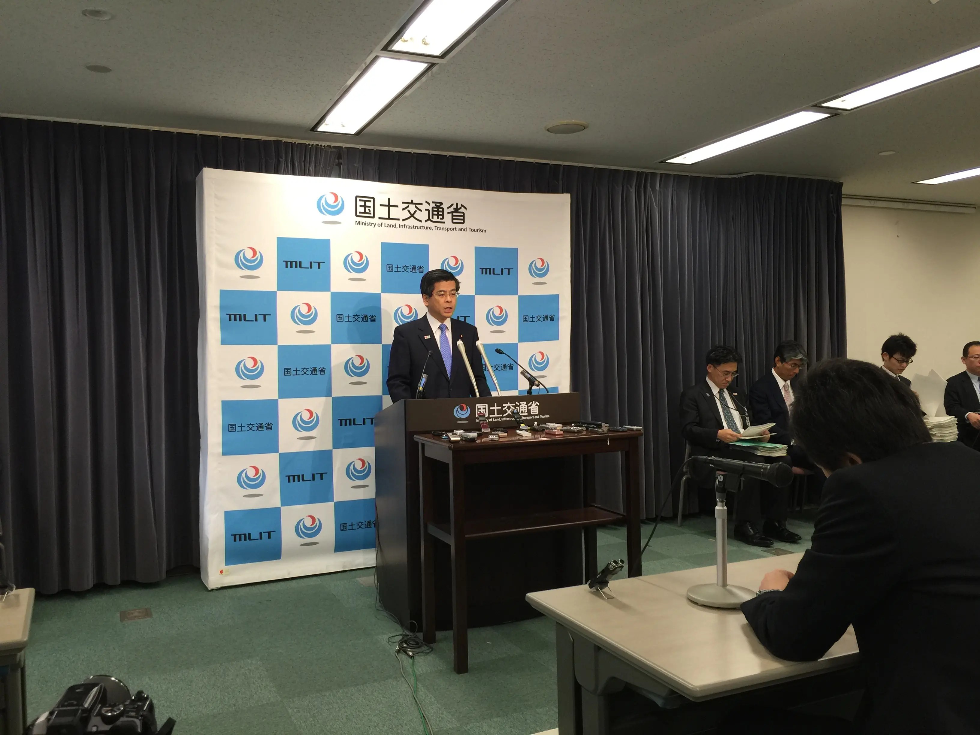 石井国交大臣、閣議後会見で 「エコカー導入を促進していく」 | MAGX NEWS