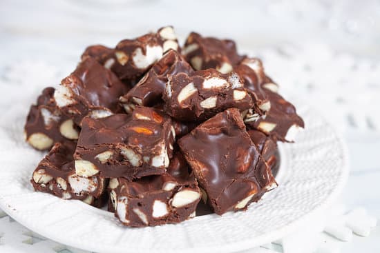 Fudge Brownie Vs Gourmet Chocolate Iso 100: Which One Is Better? - DeliFo