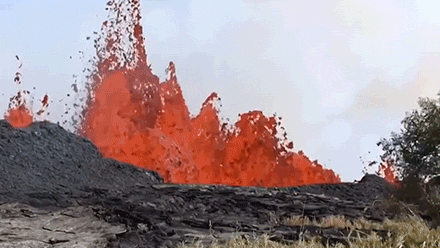 Sea of lava dwarfs man as Kilauea volcano in Hawaii continues to erupt ...