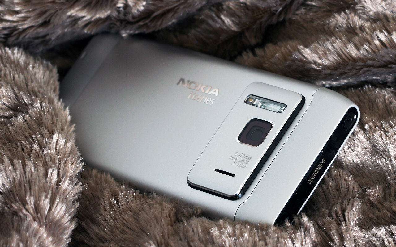 Pics: New Gallery of Silver Nokia N8 (on furrrrr!) : My Nokia Blog - 200