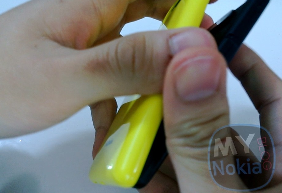 Video: How To Remove back cover on your Nokia Lumia 820 (Filmed on ...