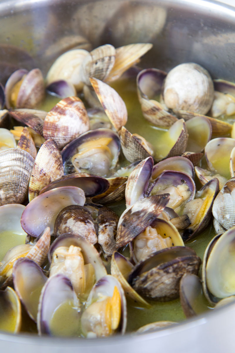 WHITE CLAM SAUCE LINGUINE with garlic and fresh parsley