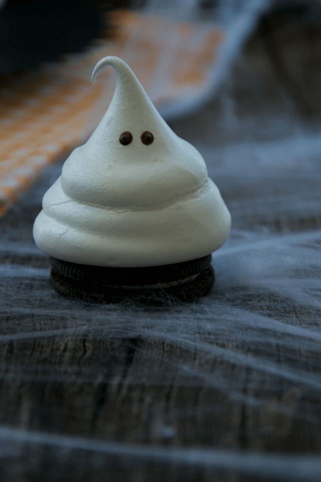 Especial Halloween: fantasmitas de merengue y Oreo - PimientaDulce