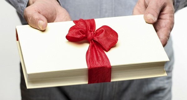 12 razones por las que regalar un libro | Universo Abierto