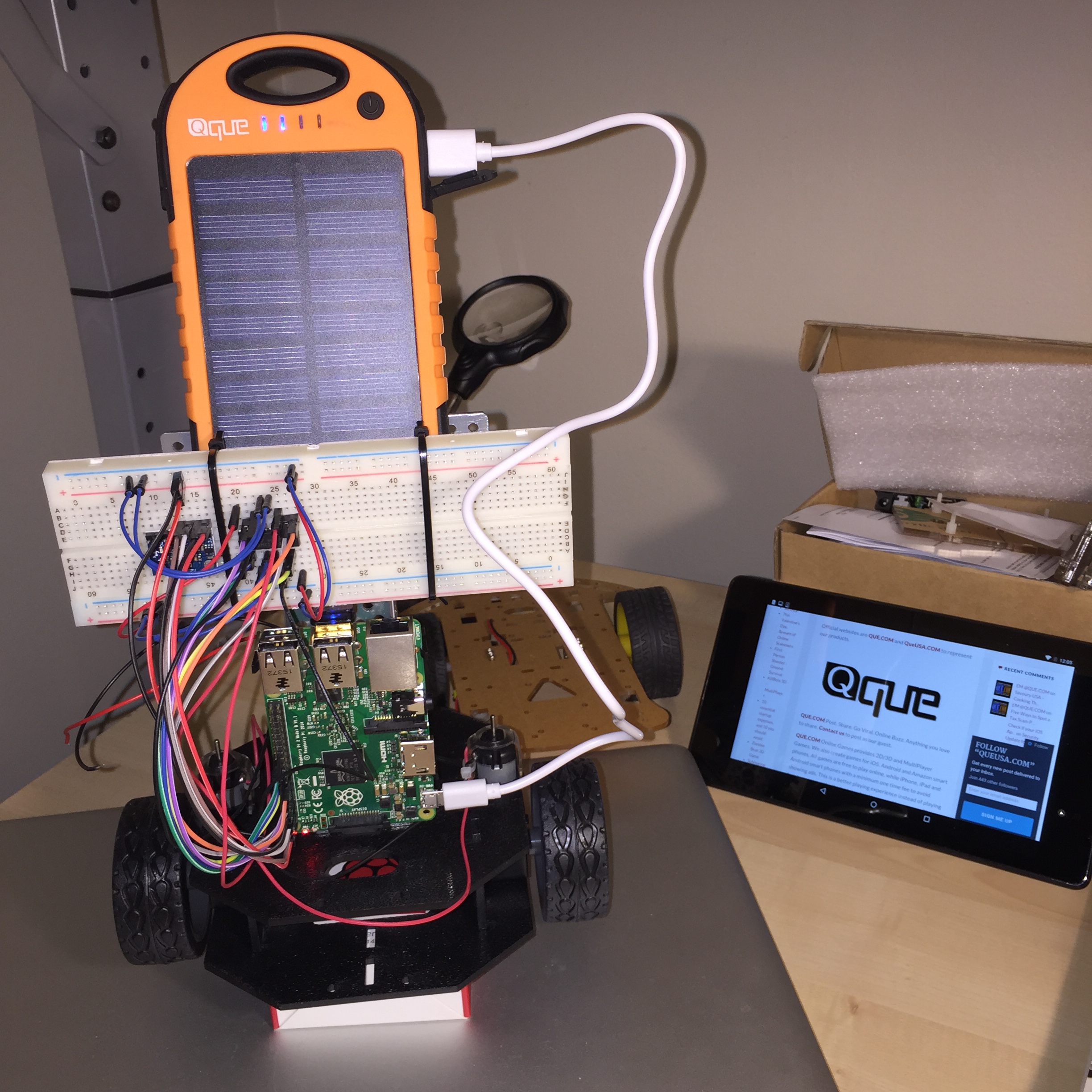 QUE.com Facial Recognition Robot