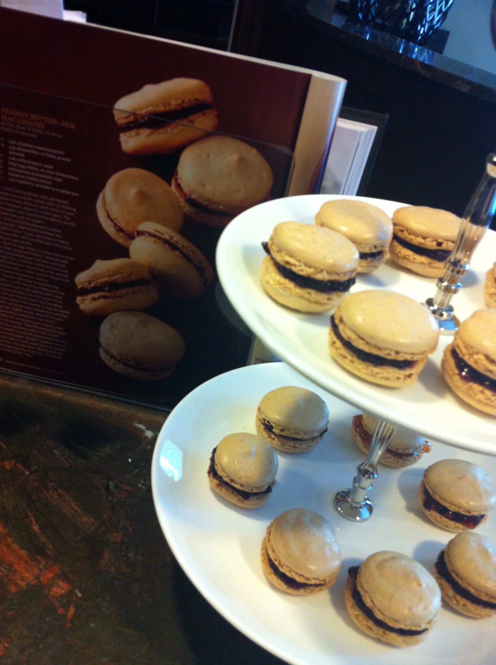 Macarons à l’américaine – Peanut butter and jam macaroons – Vanilla ...