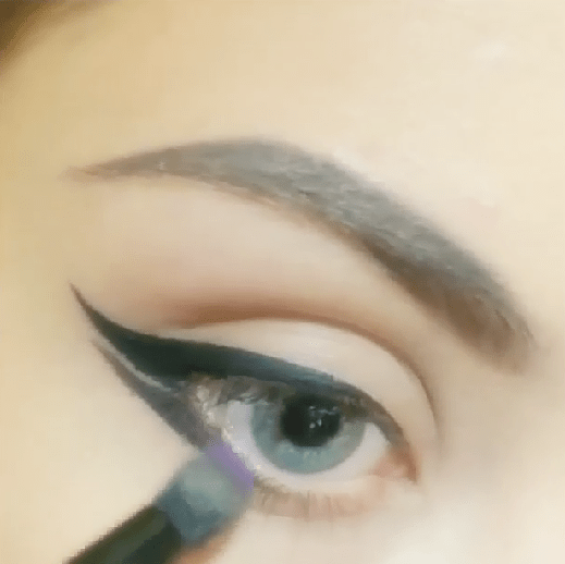 7 Easy steps to apply a cat style eye liner – Style.Pk