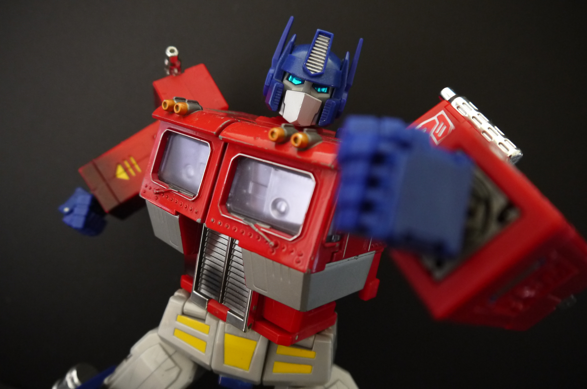 Masterpiece MP-01 Optimus Prime (U.S. Release Battle Damaged Ver ...