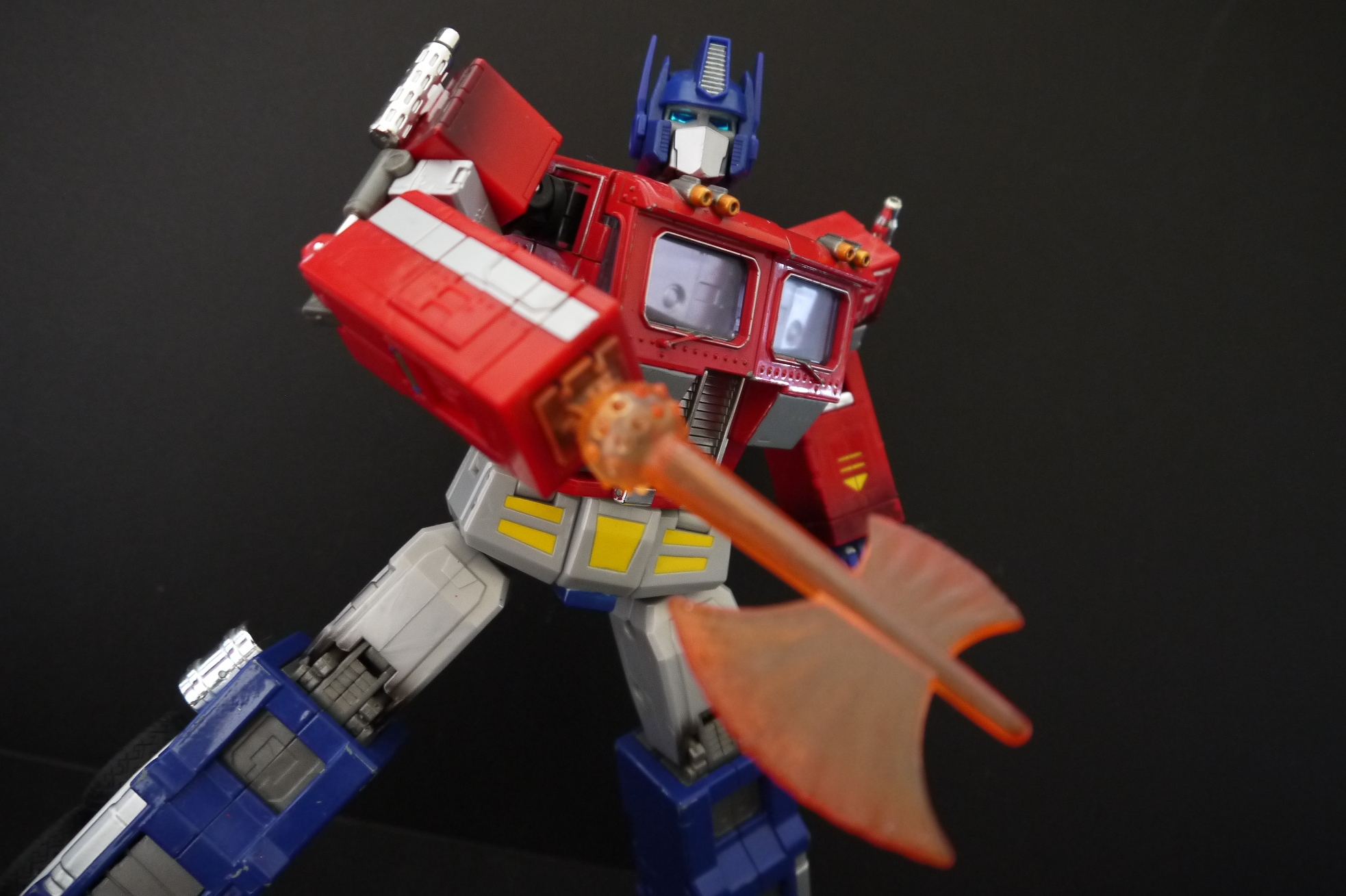 Masterpiece MP-01 Optimus Prime (U.S. Release Battle Damaged Ver ...