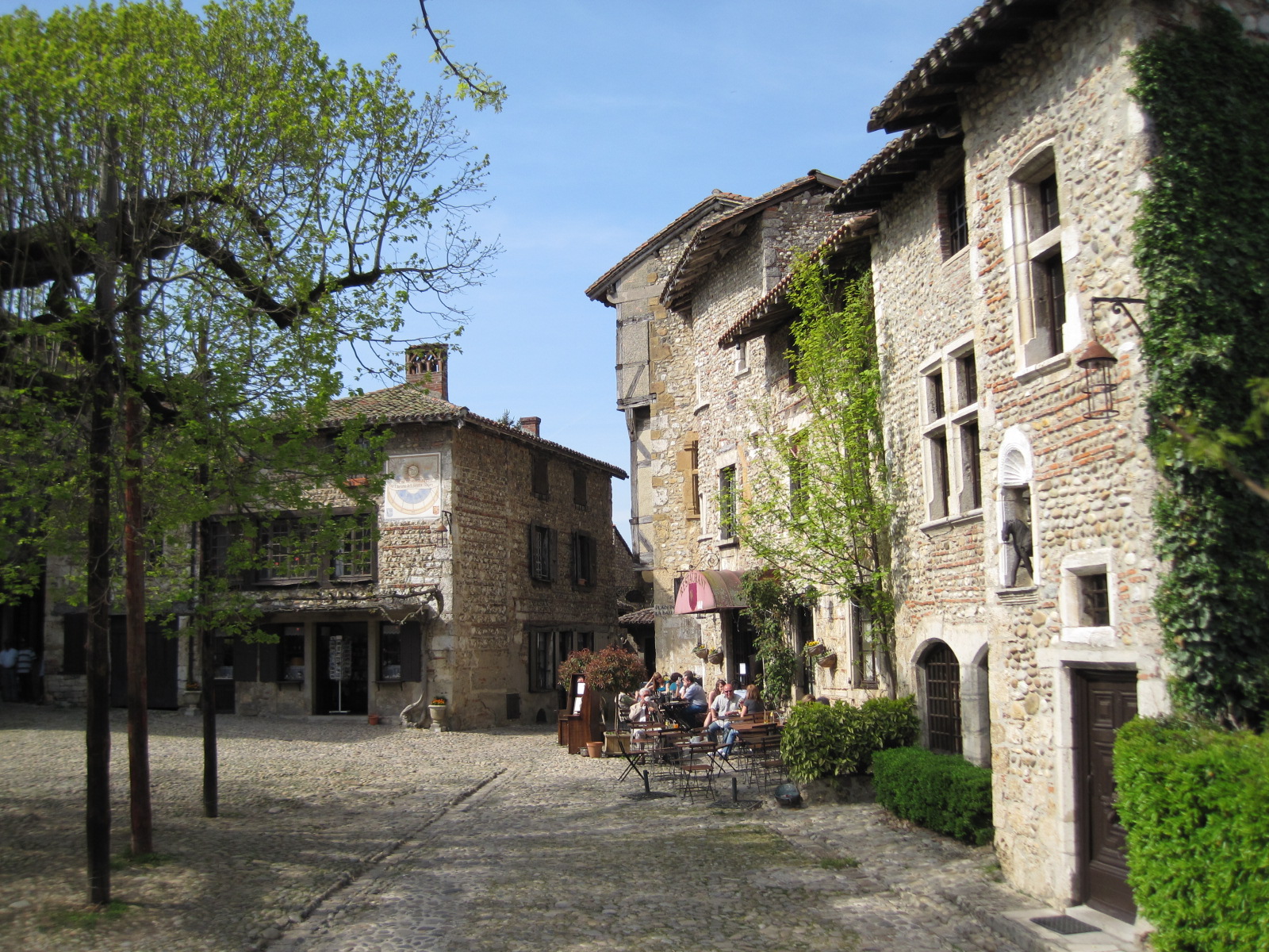 Pérouges cité médiévale, un des Plus Beaux Villages de France | Sites ...