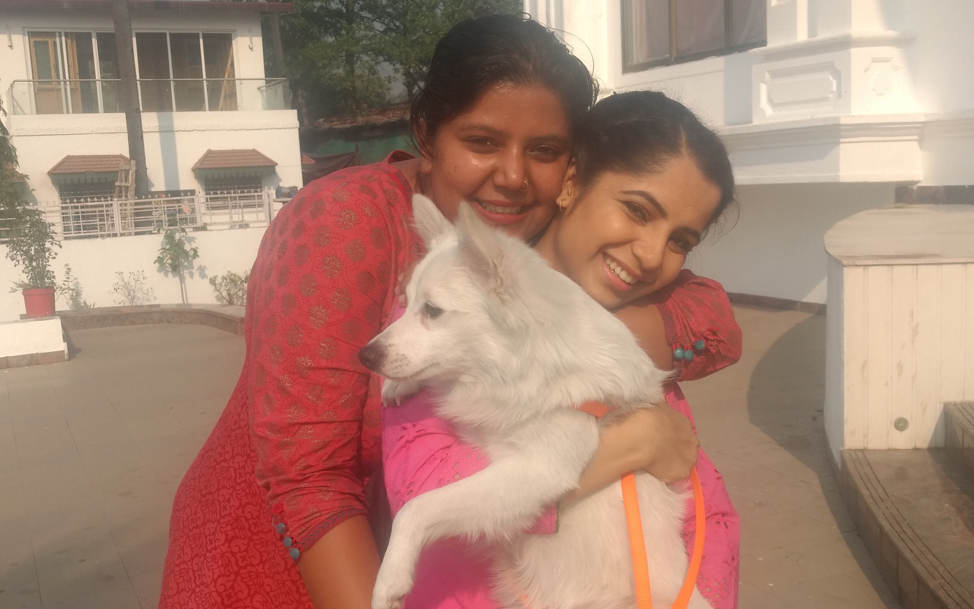 Latika Gill babysits her pet dog on the sets of Ek Vivaah Aisa Bhi - Blog