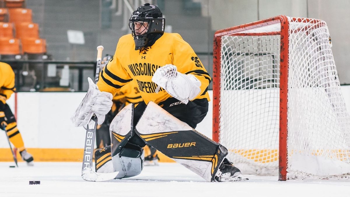 Yellowjacket men and women advance to WIAC hockey semis, both play tonight