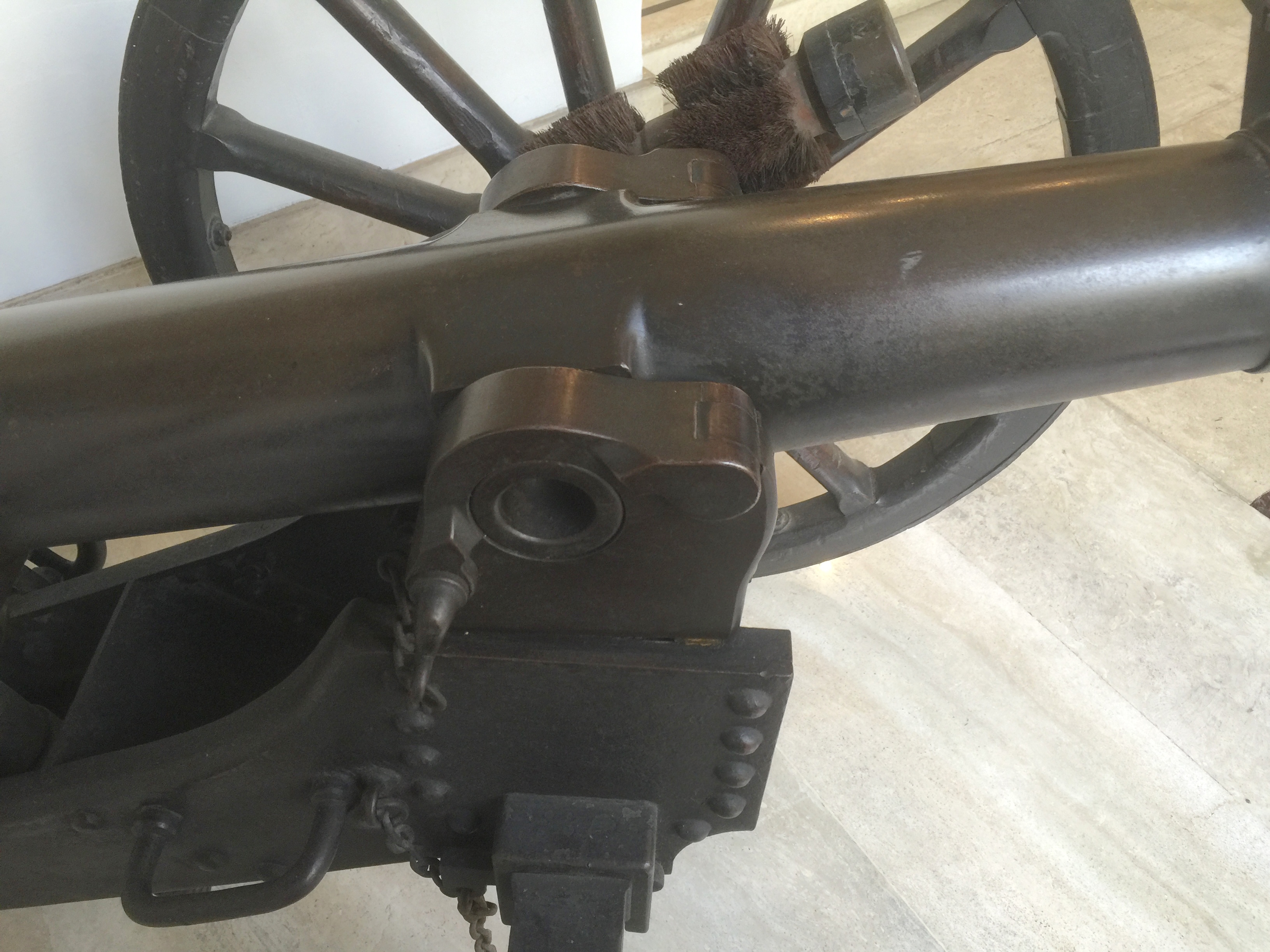 A 75mm Maxim-Nordenfelt Cannon and the Type 30 Arisaka – Forgotten Weapons