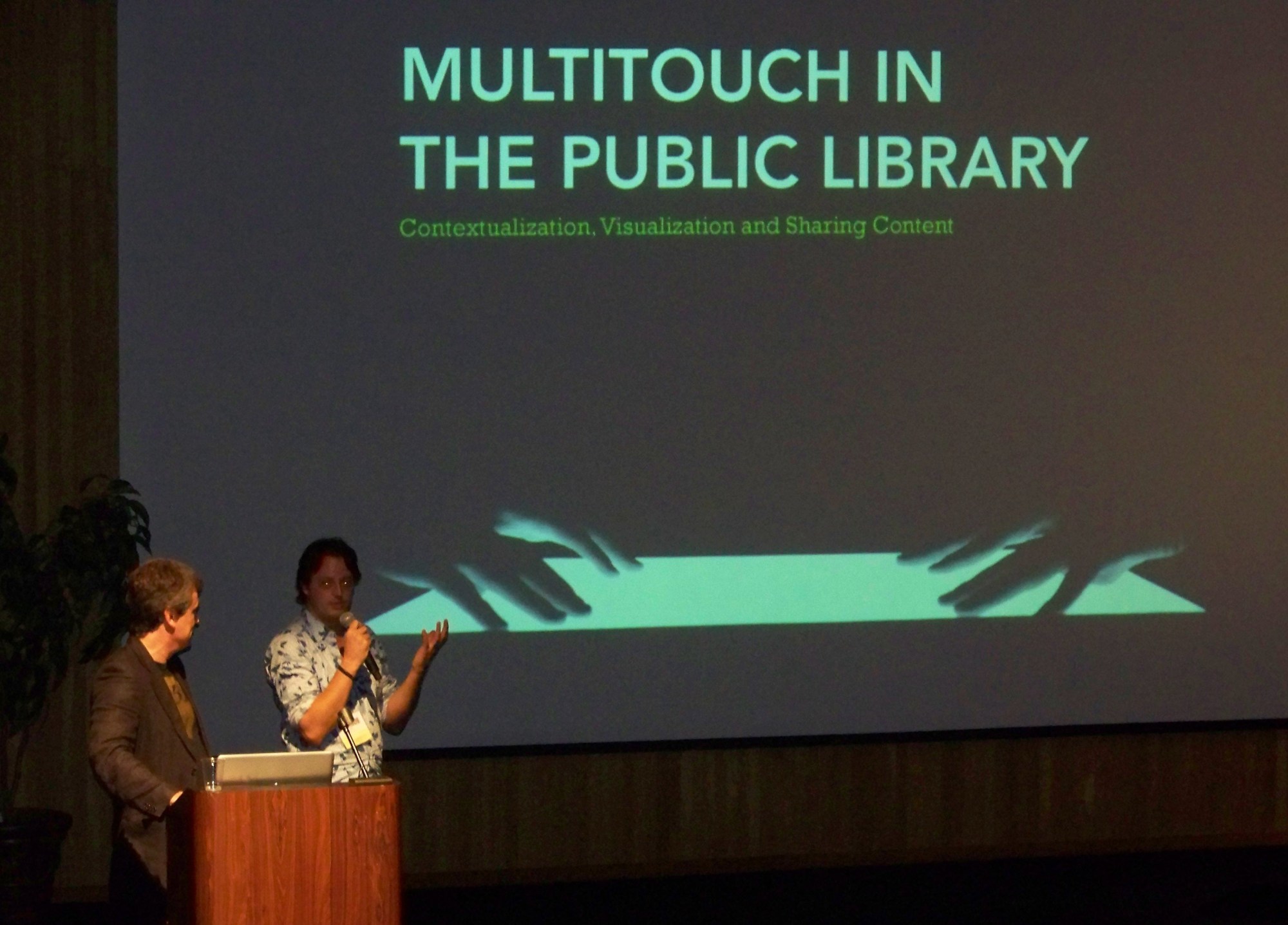 Using Magic-Like Muti-Touch Tables in Libraries