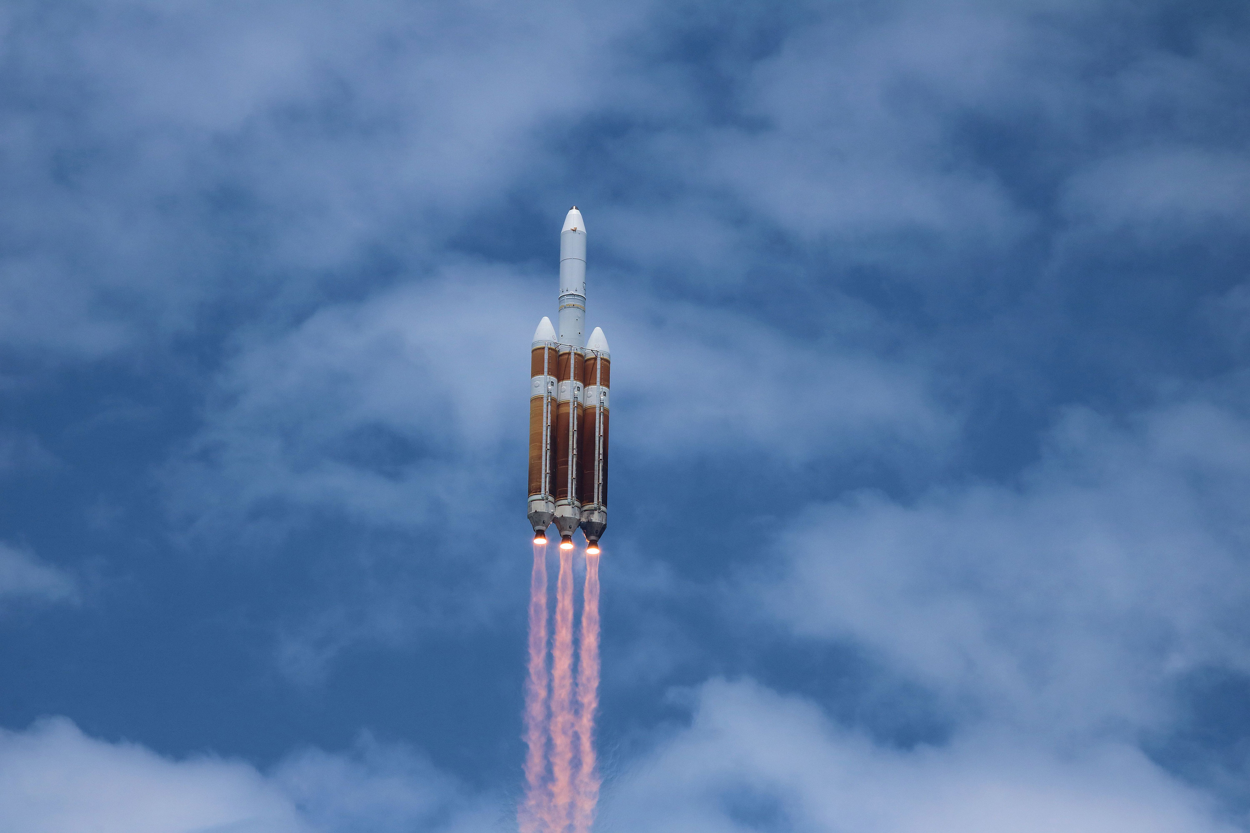 Delta IV Heavy launches with classified payload - RocketSTEM