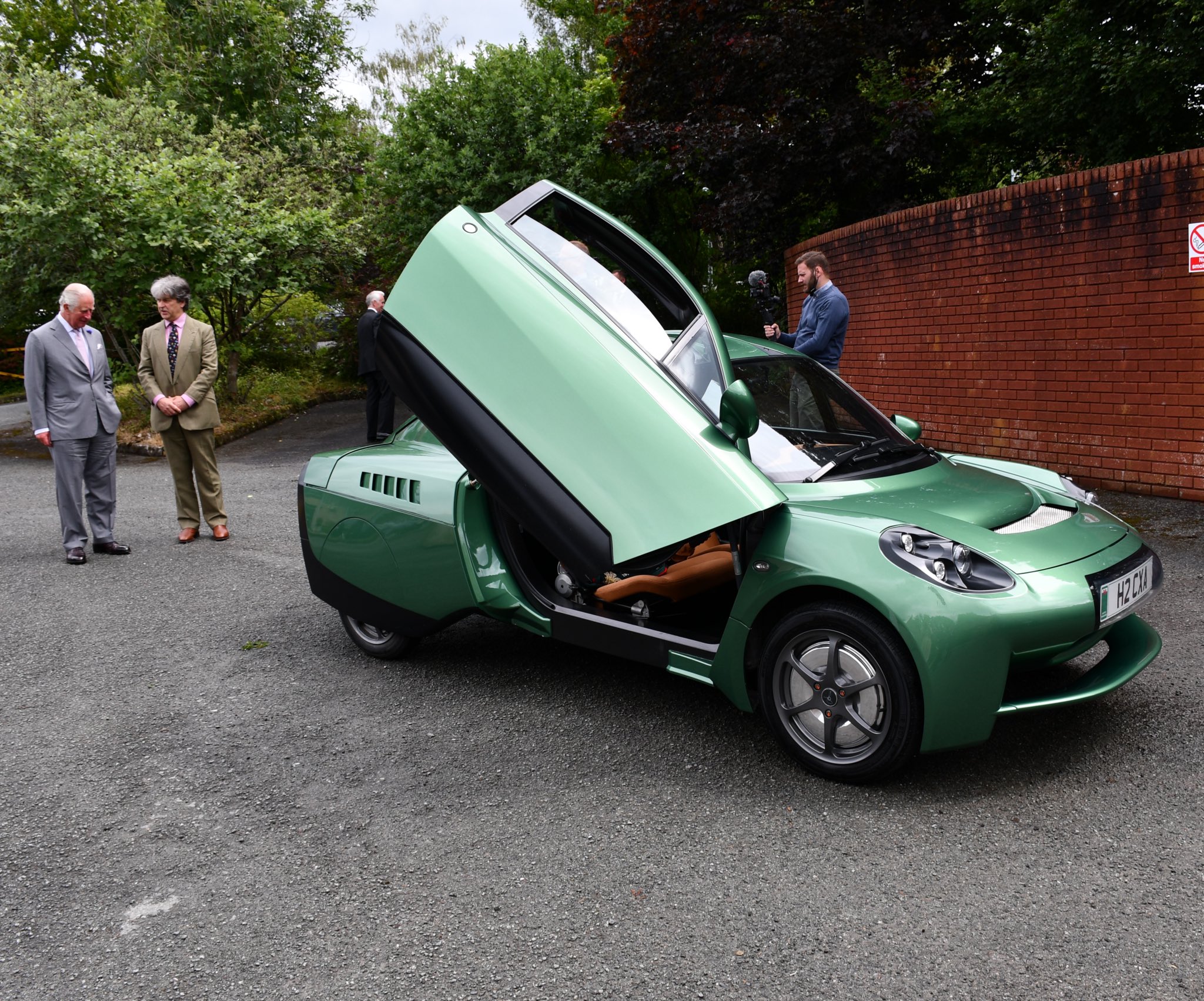 Prince Charles drives hydrogen powered Rasa car - Tech Digest