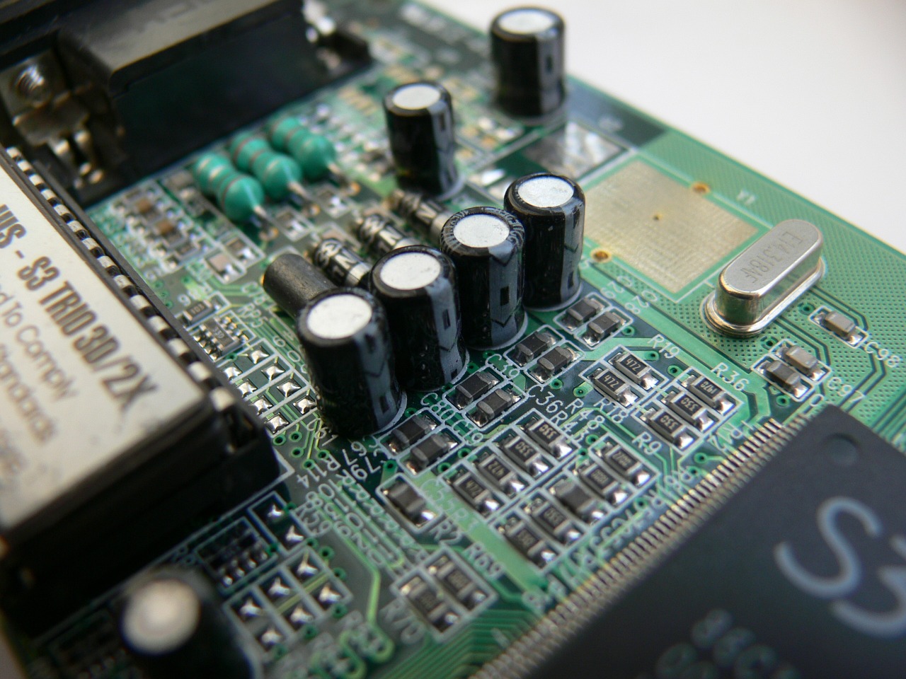 How Capacitors On Motherboards and Other Components Work how-capacitors-on-motherboards-and-other-components-work