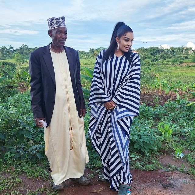 Uyu niwe wabyaye umuherwekazi! Zari Boss Lady yajyanye umugabo we kwa se maze bajya mu murima ...